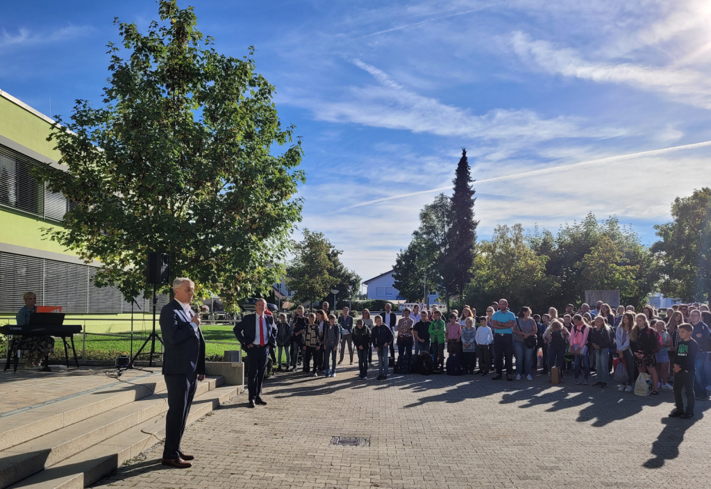 96 Schultüten zum Schulstart an der Realschule Oberding - Oberdinger Kurier